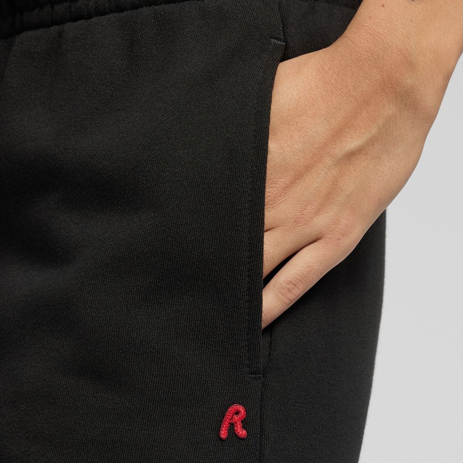REPLAY ДАМСКИ СПОРТЕН ПАНТАЛОН FLEECE JOGGERS WITH R EMBROIDERY В ЧЕРНО – Купете онлайн за 235 ...